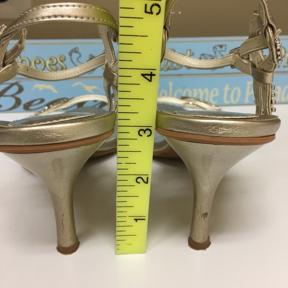 Lasonia | Shoes | Lasonia Metallic Silver Rhinestone Medium Heels 8m ...